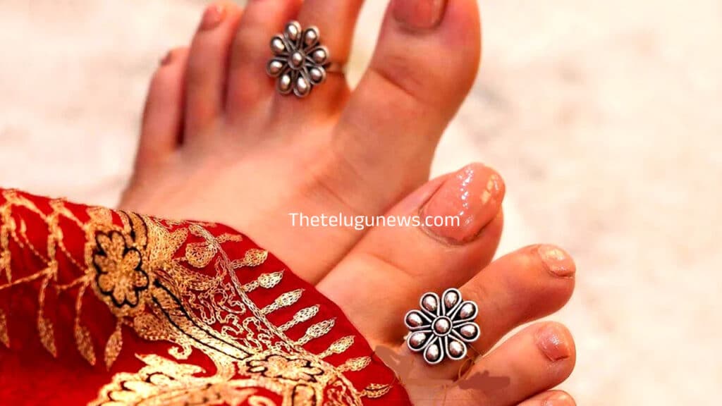 Wearing Toe Rings : పెళ్లైన‌ స్త్రీ కాలిమెట్టె పోగొట్టుకున్నట్లయితే… తన ...